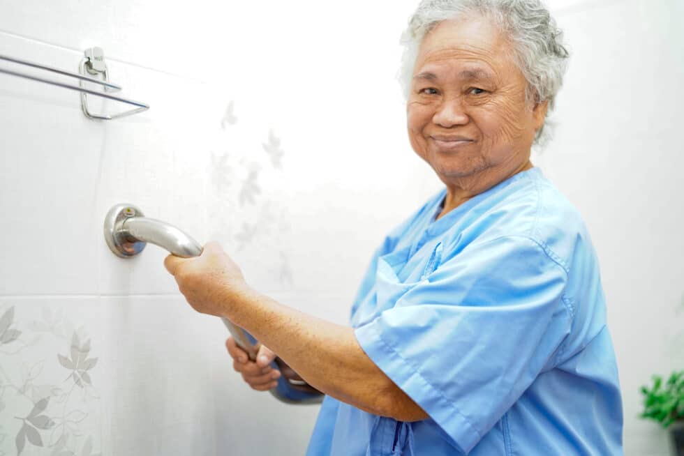 3 Tips For Helping Seniors During Bath Time | Advantage Home Health ...